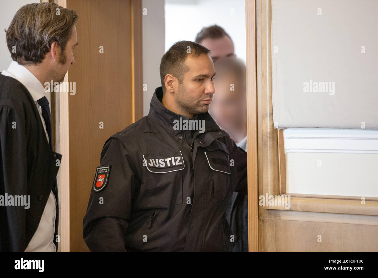 07 November 2018, Lower Saxony, Osnabrück: Defender Frank Otten (l ...