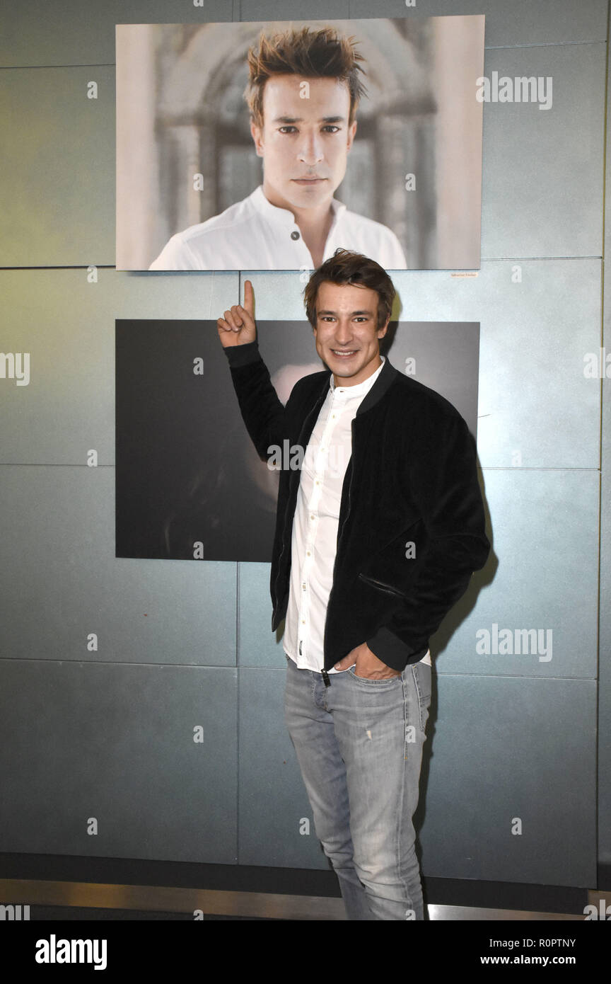 Sebastian Fischer bei der Vernissage 'Münchner & Zuagroaste' von Dirk ...