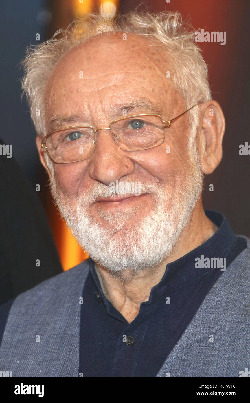 Hamburg, Germany. 05th Nov, 2018. Dieter Hallervorden bei der Aufzeichnung der ARD-Quizshow 'Wer ...