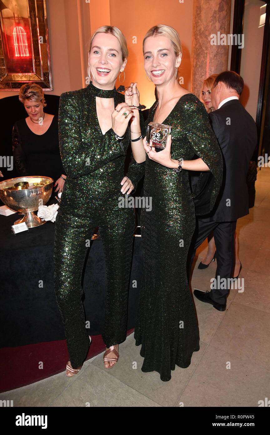 Berlin, Germany. 05th Nov, 2018. Julia Meise und Nina Meise bei der ...