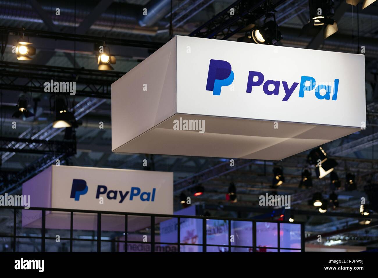Logo der PayPal Holdings, Inc. | usage worldwide Stock Photo - Alamy