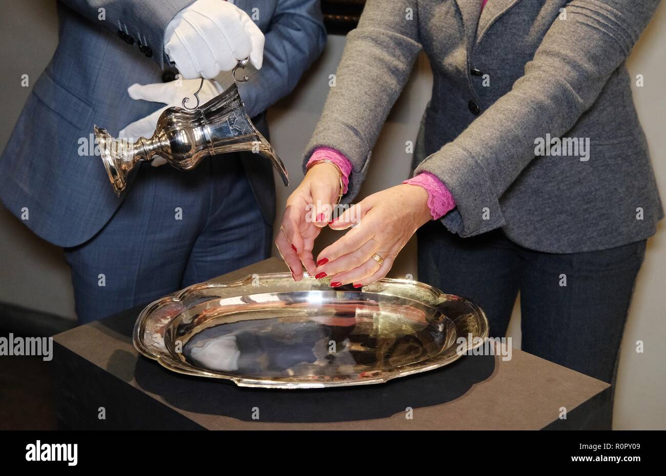 Silversmiths work hi-res stock photography and images - Alamy