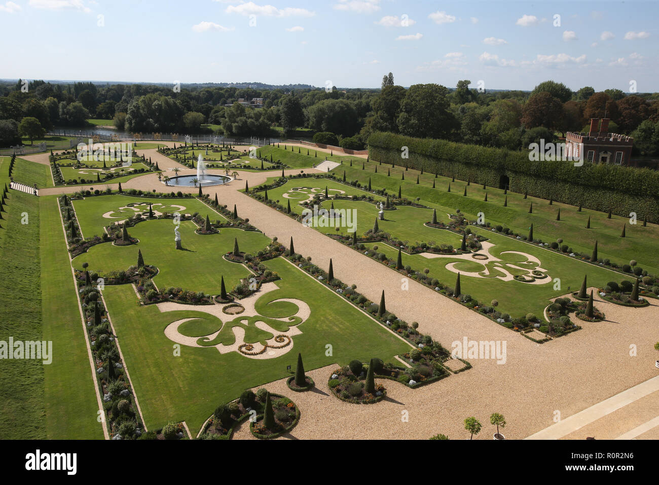 Hampton court palace maze hi-res stock photography and images - Alamy