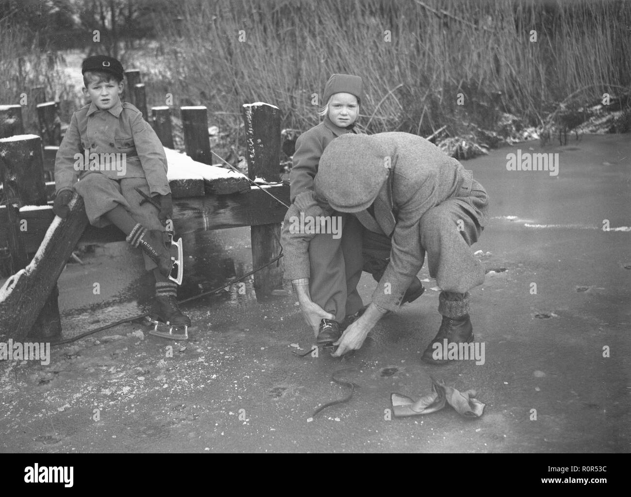 1930s kids hi-res stock photography and images - Alamy