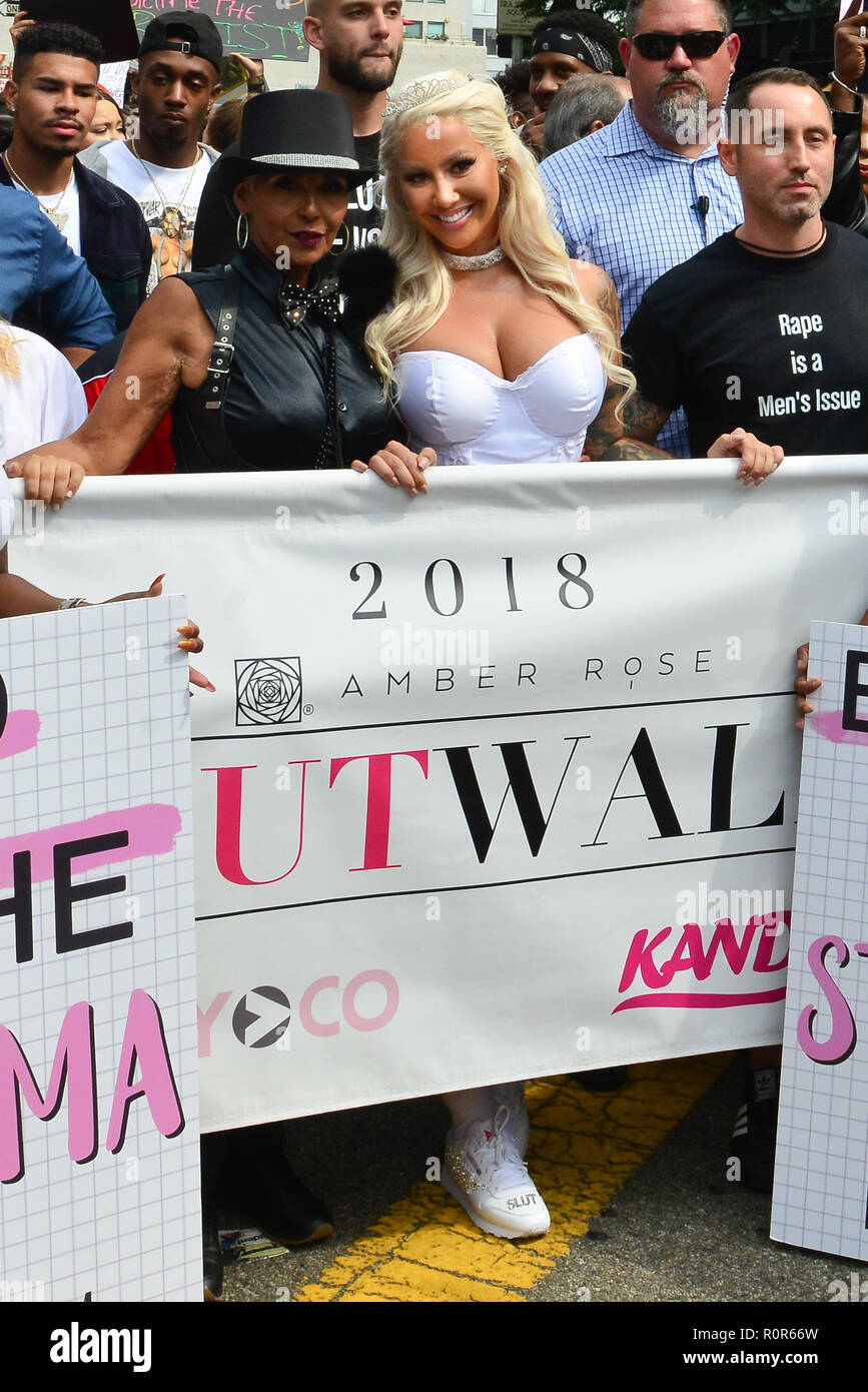 Amber Rose joins her mom Dorothy Rose and thousands of fans and women's ...