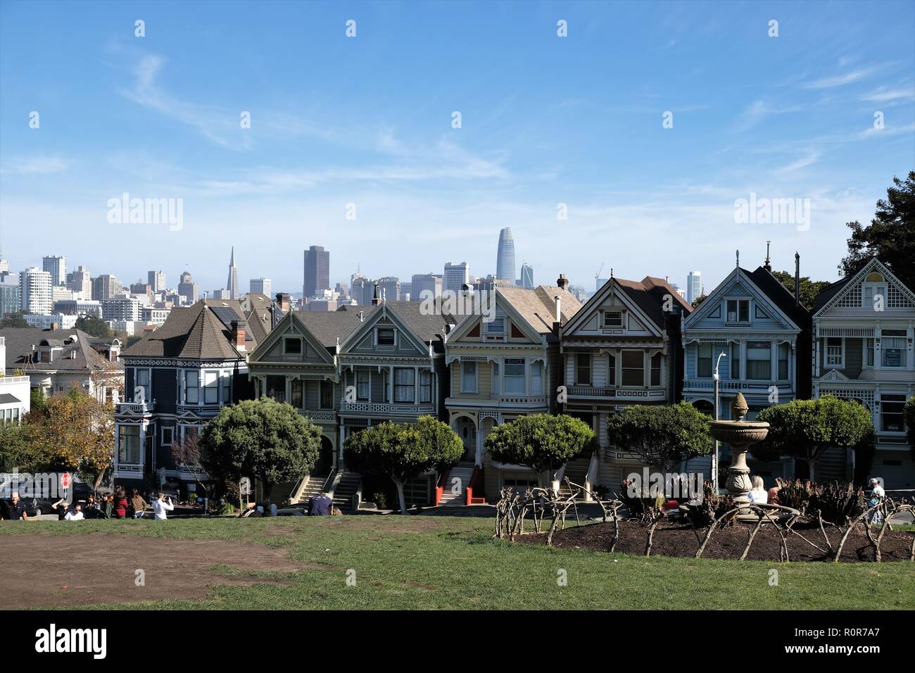 View of the San Francisco skyline from the famed Painted Ladies row of ...