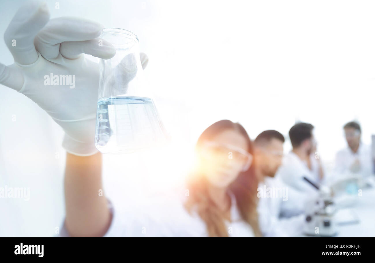 Science lab beaker filling hi-res stock photography and images - Alamy