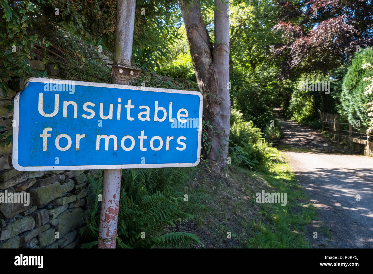 Unsuitable for motor vehicles sign hi-res stock photography and images ...