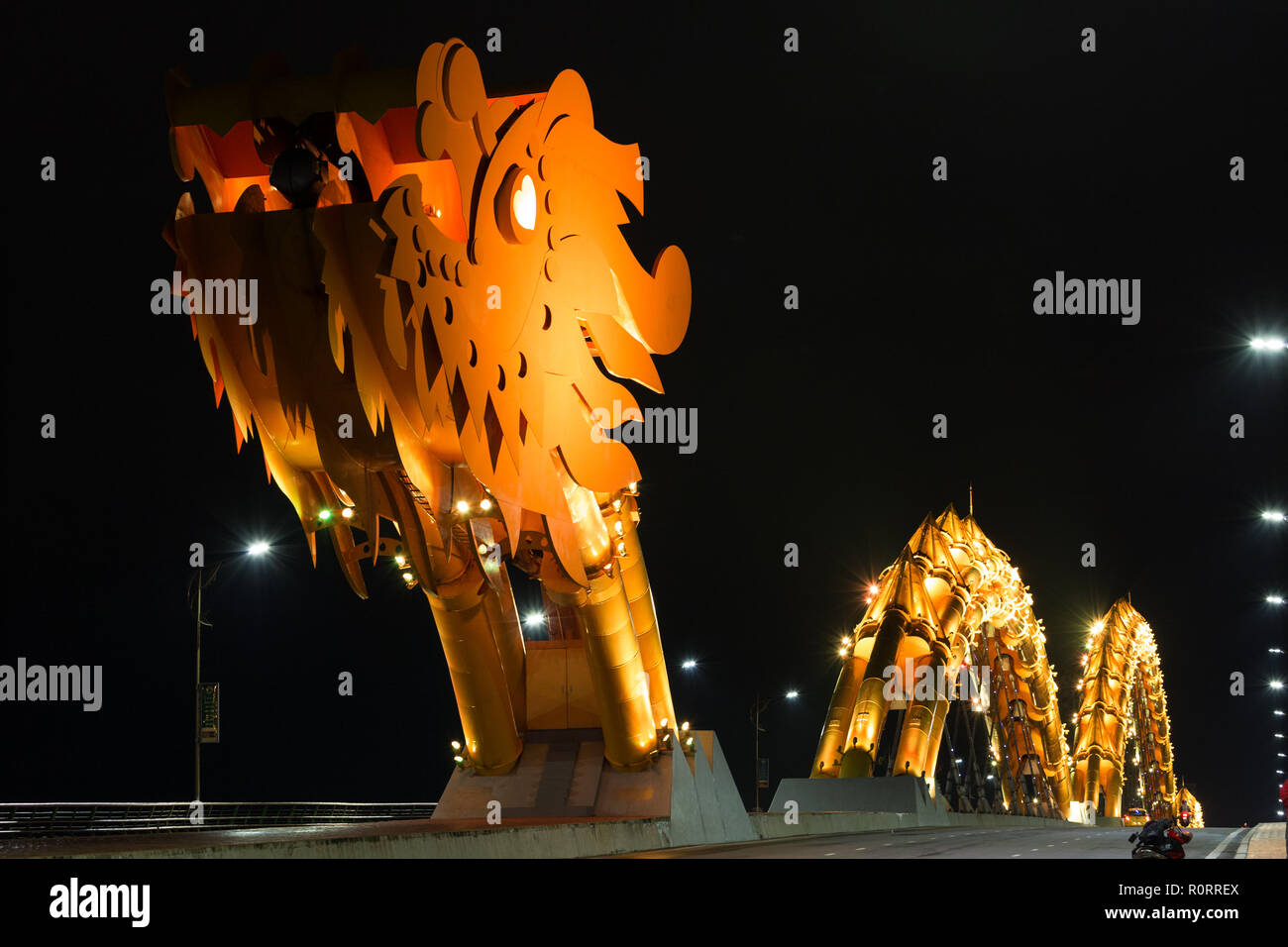 The Dragon (Rong) bridge, illuminated in orange, Da Nang, Vietnam Stock ...
