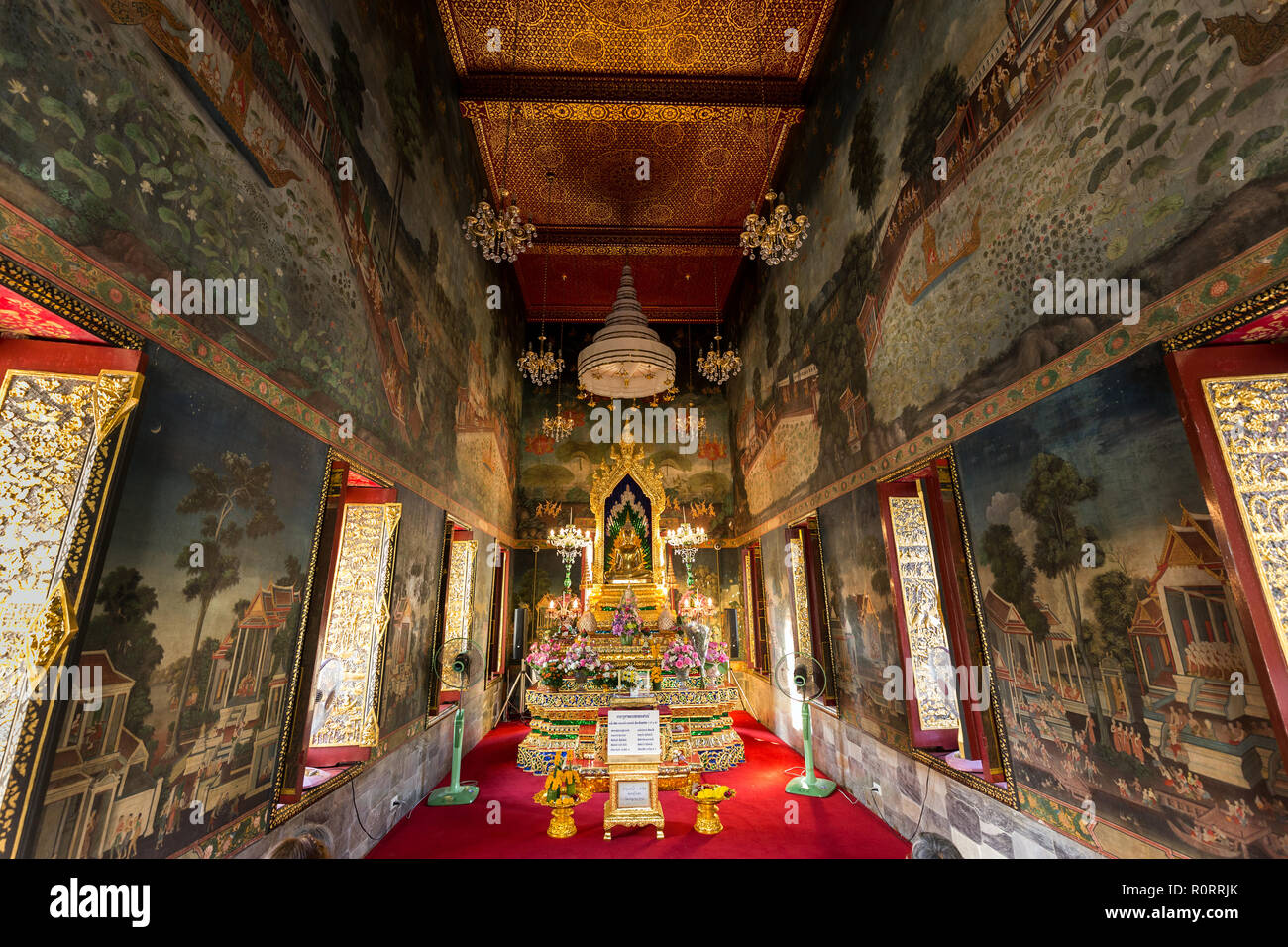 Interior of the Wat pathum wanaram Buddhist temple in Bangkok, Thailand ...