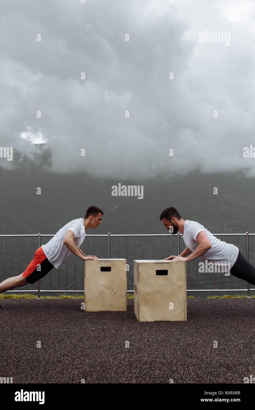 fitness man training push up Stock Photo - Alamy