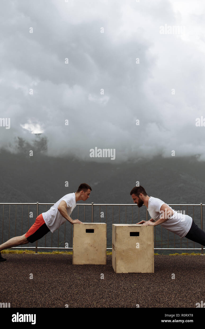 fitness man training push up Stock Photo - Alamy
