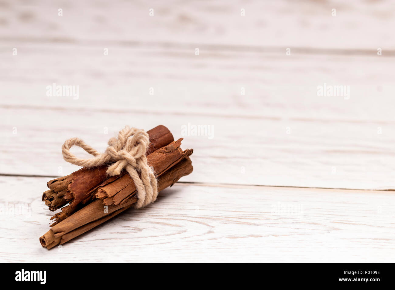 Cinnamon sticks tied hi-res stock photography and images - Alamy