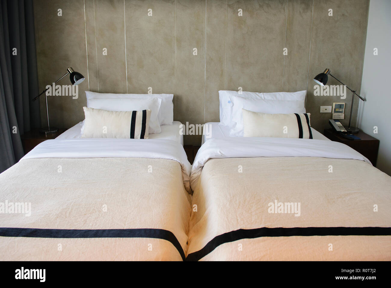 Motel twin beds hi-res stock photography and images - Alamy