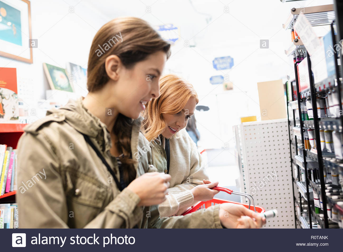 Women enjoying a day out shopping hi-res stock photography and images ...