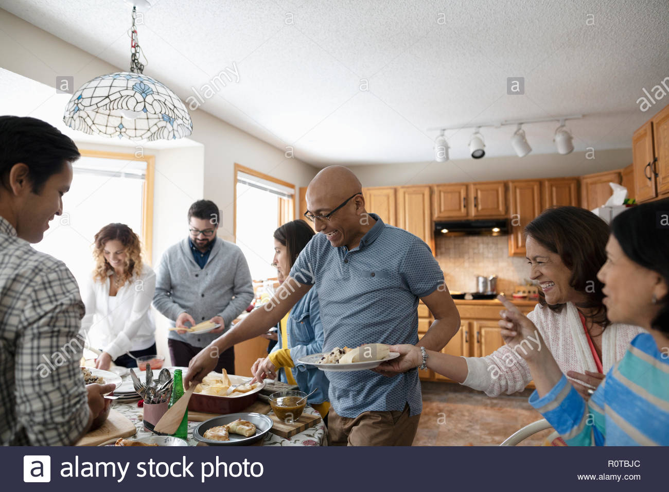 Real latino family kitchen hi-res stock photography and images - Alamy