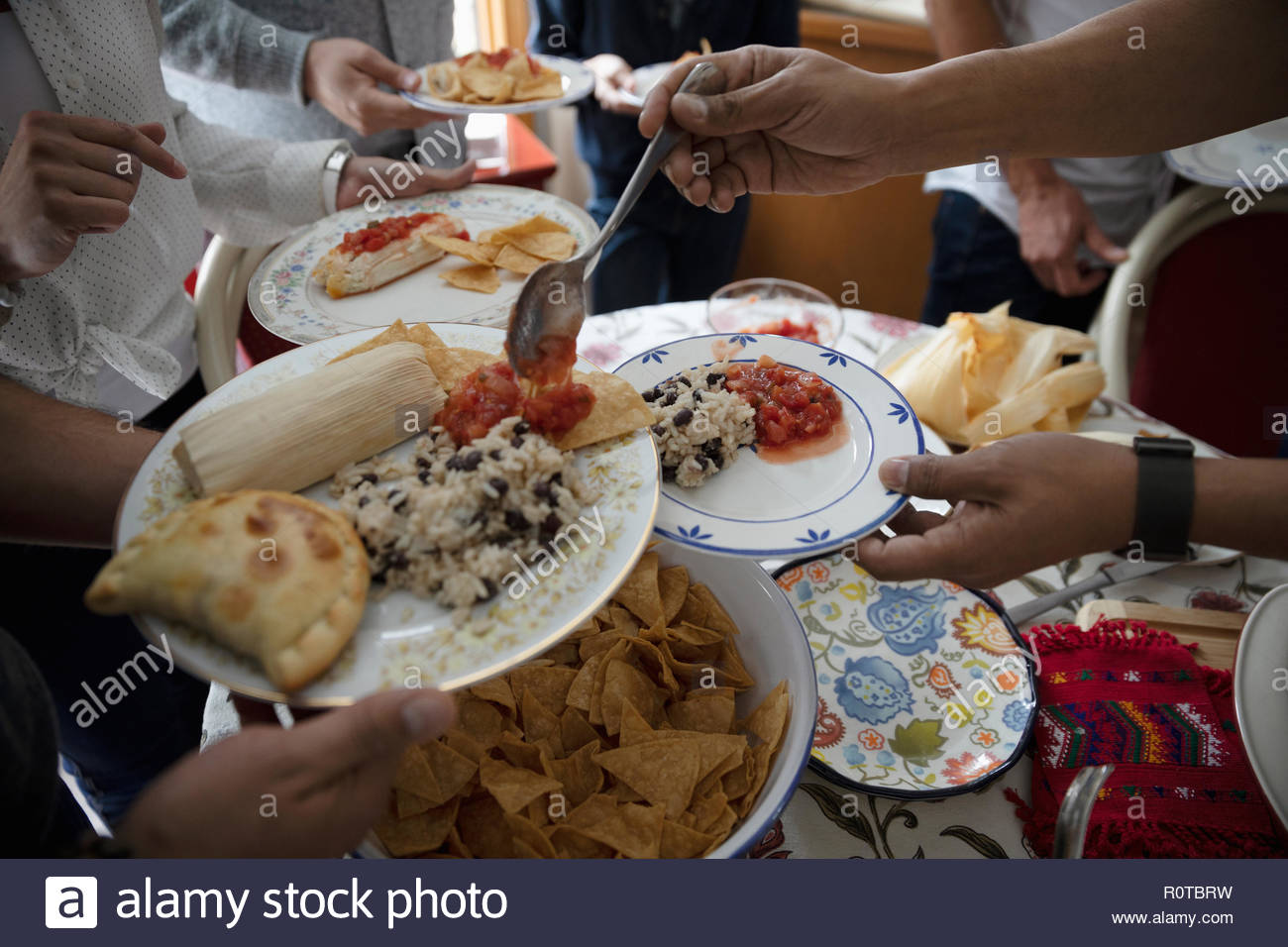 Real latino family kitchen hi-res stock photography and images - Alamy