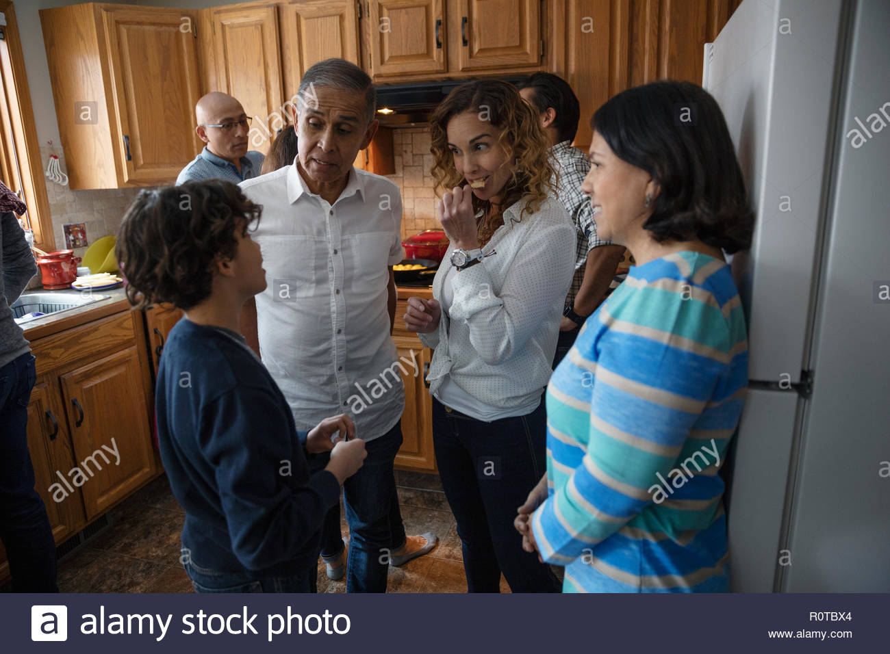 Real latino family kitchen hi-res stock photography and images - Alamy