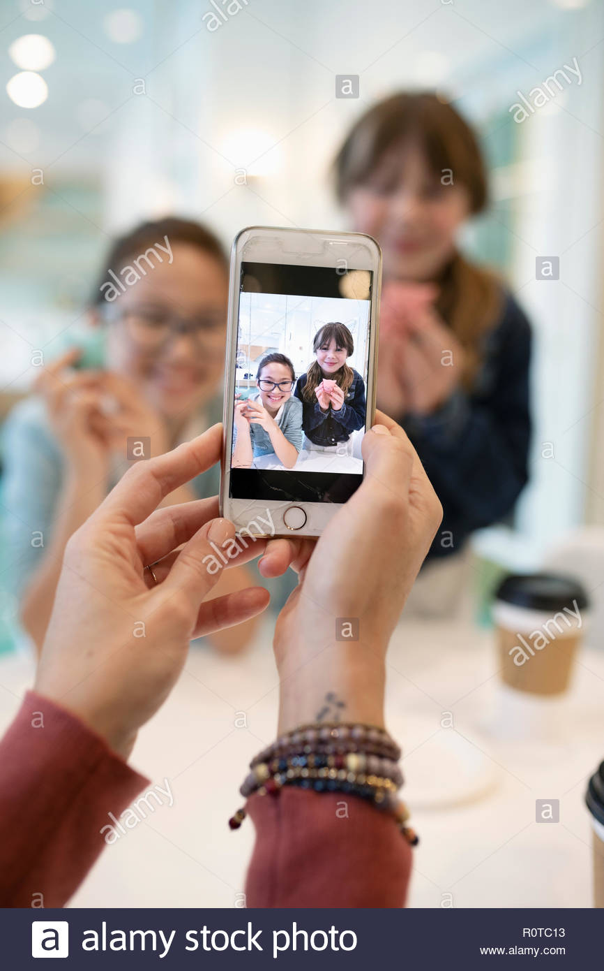 Girls camera phone hi-res stock photography and images - Alamy