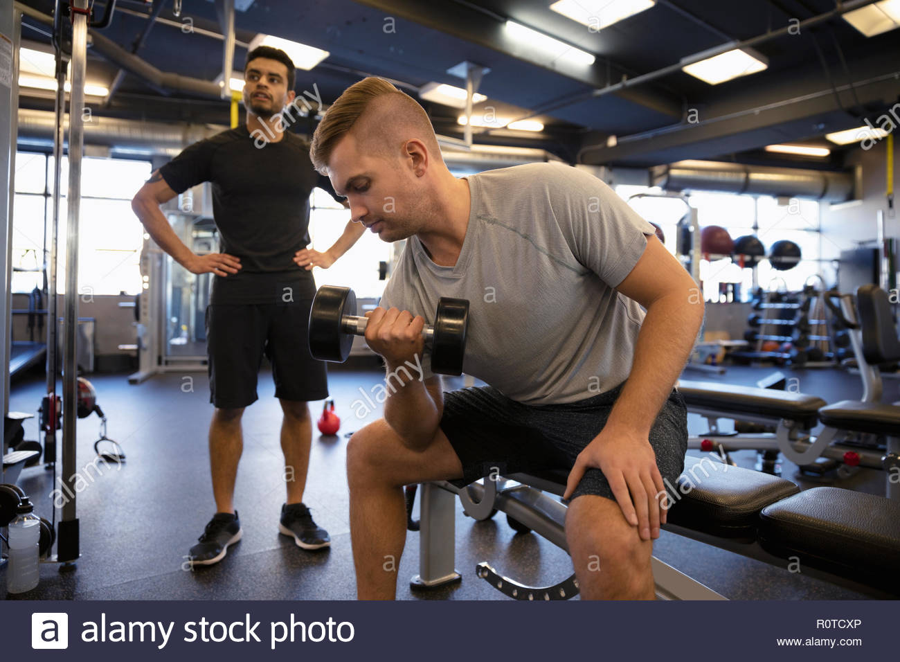 Two men exercising in a gym hi-res stock photography and images - Alamy