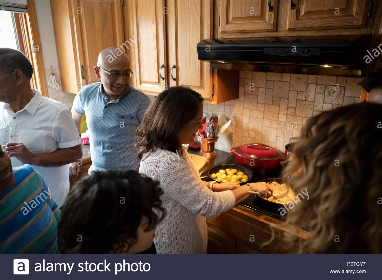 Real latino family kitchen hi-res stock photography and images - Alamy
