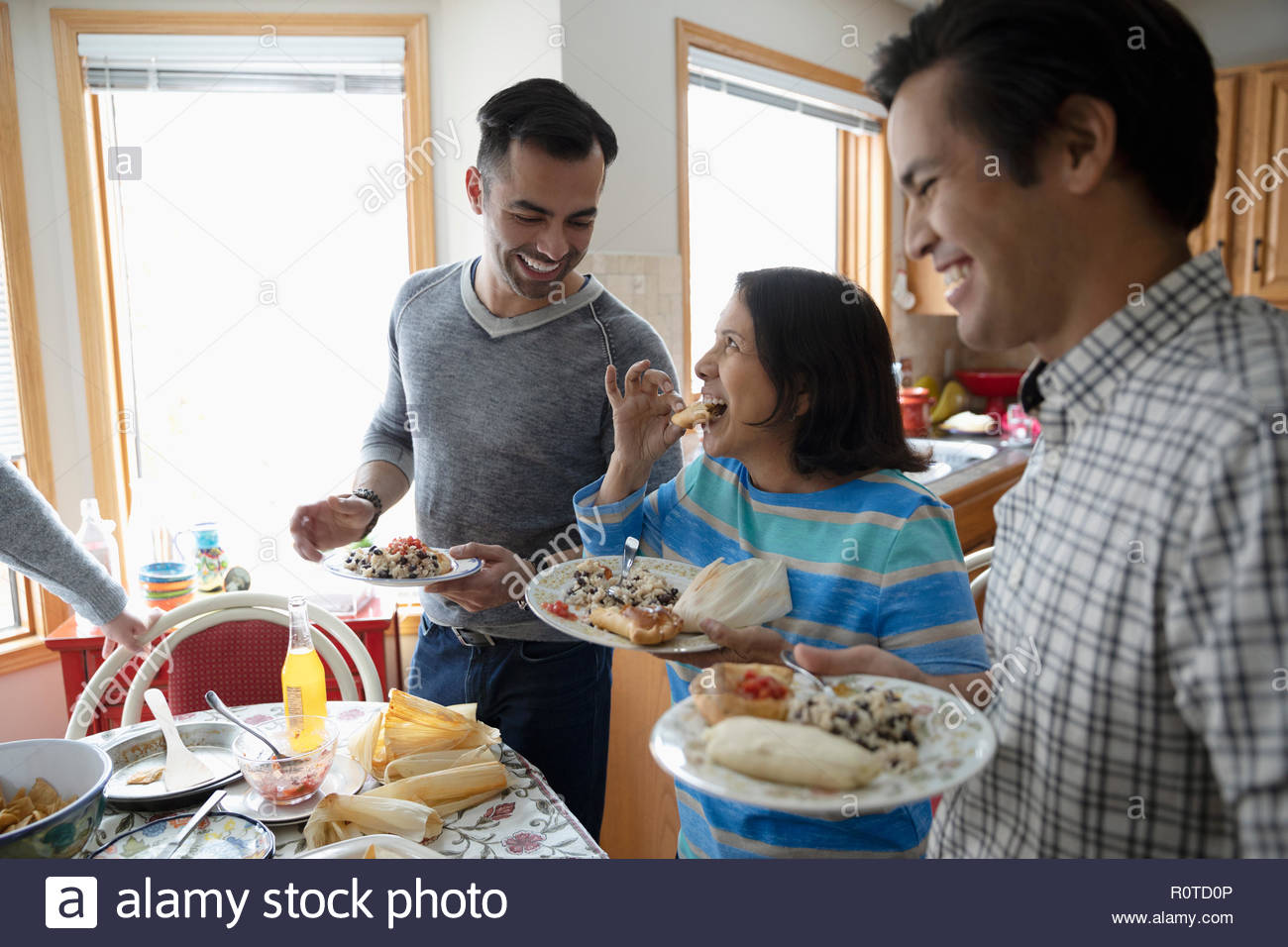 Real latino family kitchen hi-res stock photography and images - Alamy