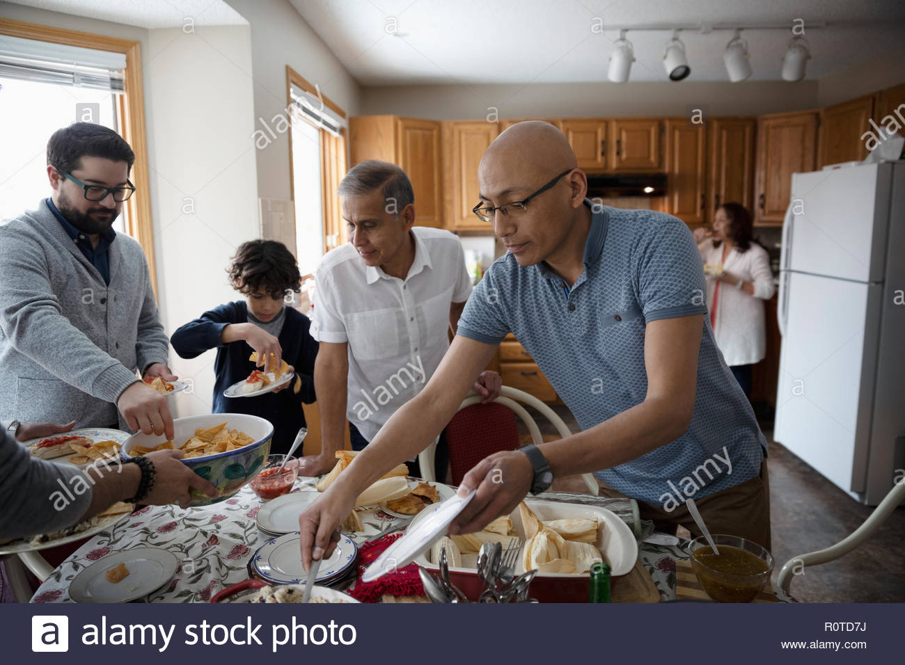 Real latino family kitchen hi-res stock photography and images - Alamy