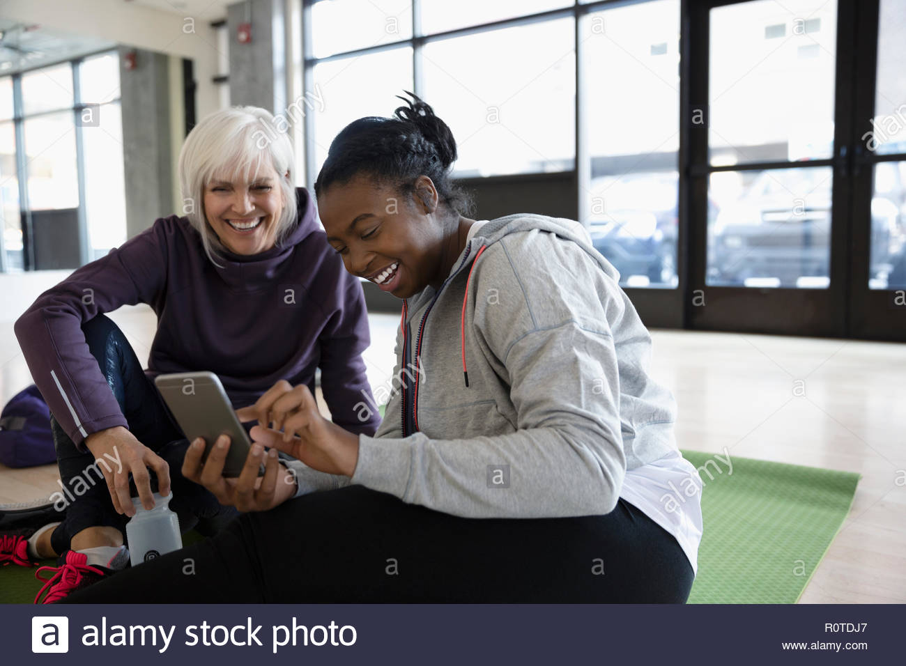 Real people laughing studio hi-res stock photography and images - Alamy