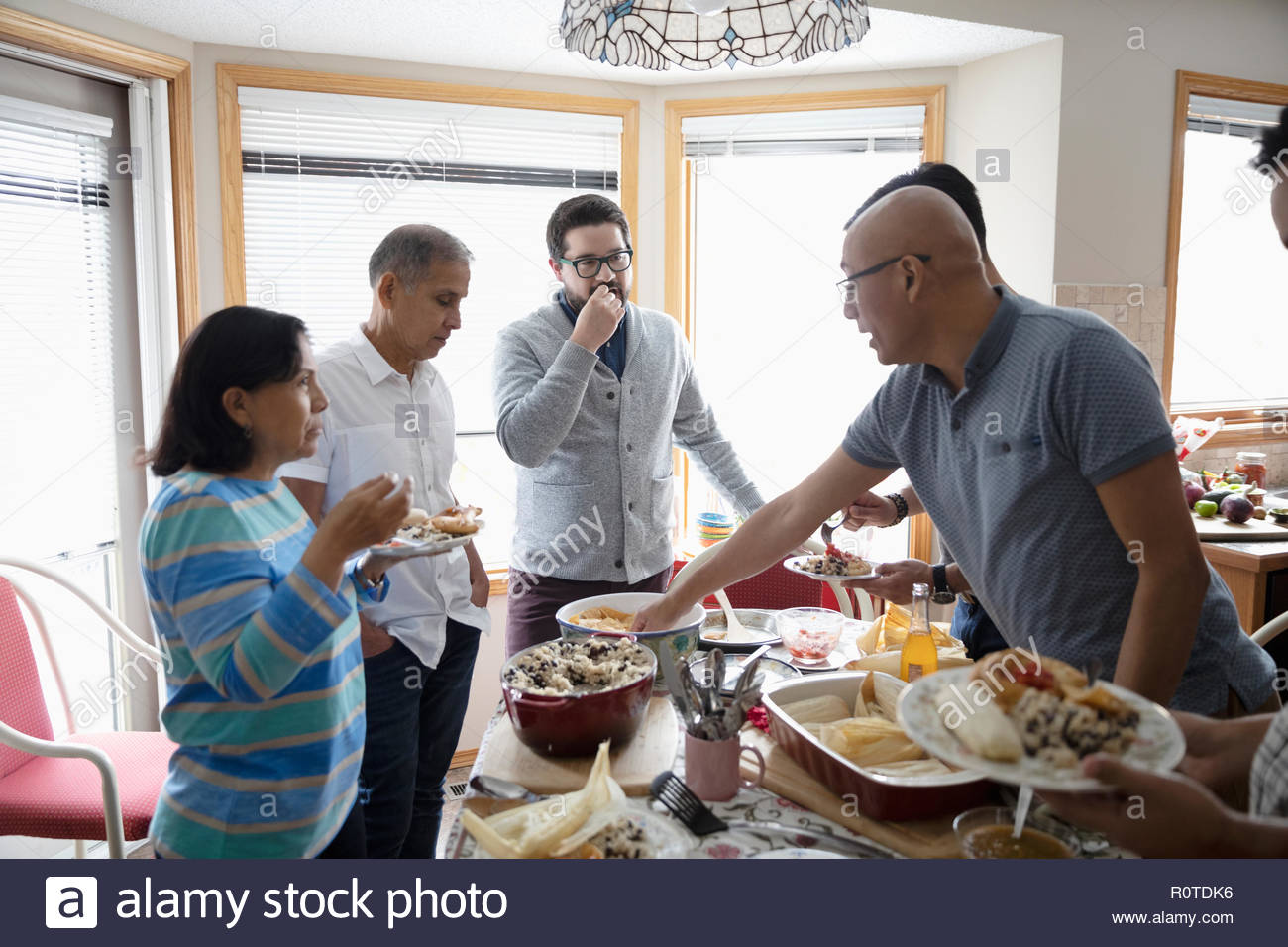 Real latino family kitchen hi-res stock photography and images - Alamy
