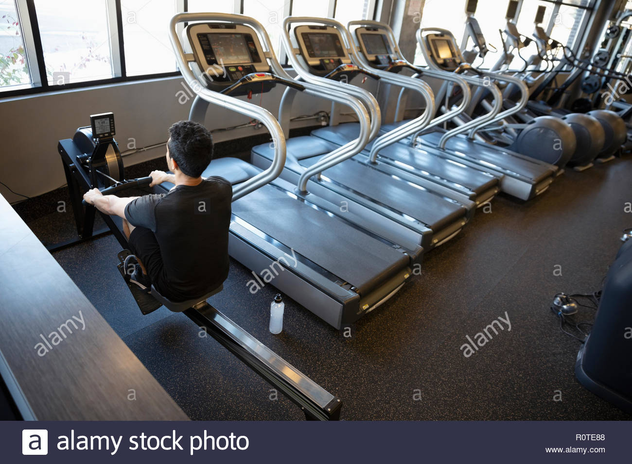 Man using rowing machine hi-res stock photography and images - Alamy