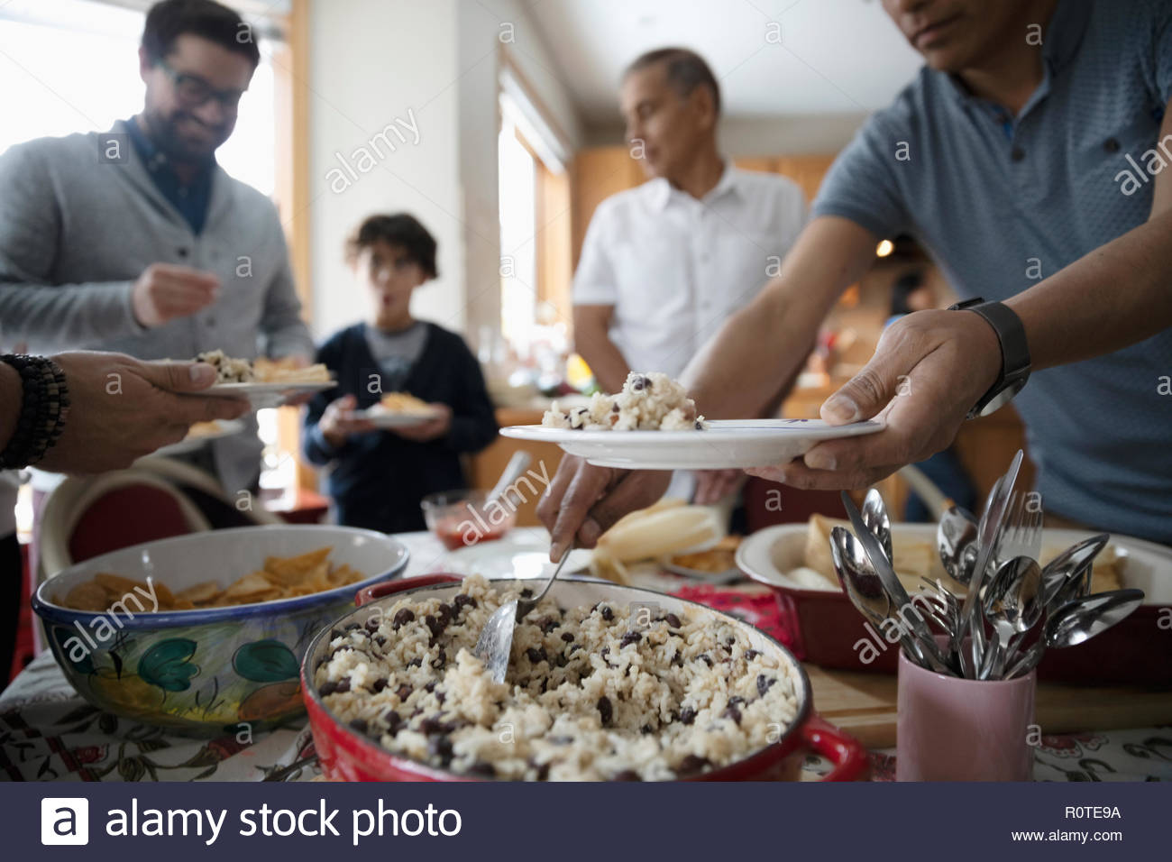Kitchen dinner party hi-res stock photography and images - Alamy