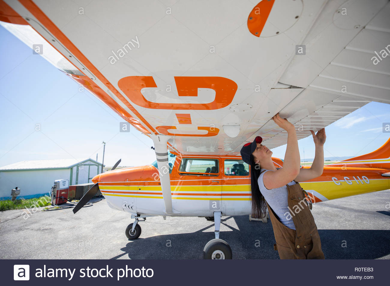 Checking wing hi-res stock photography and images - Alamy