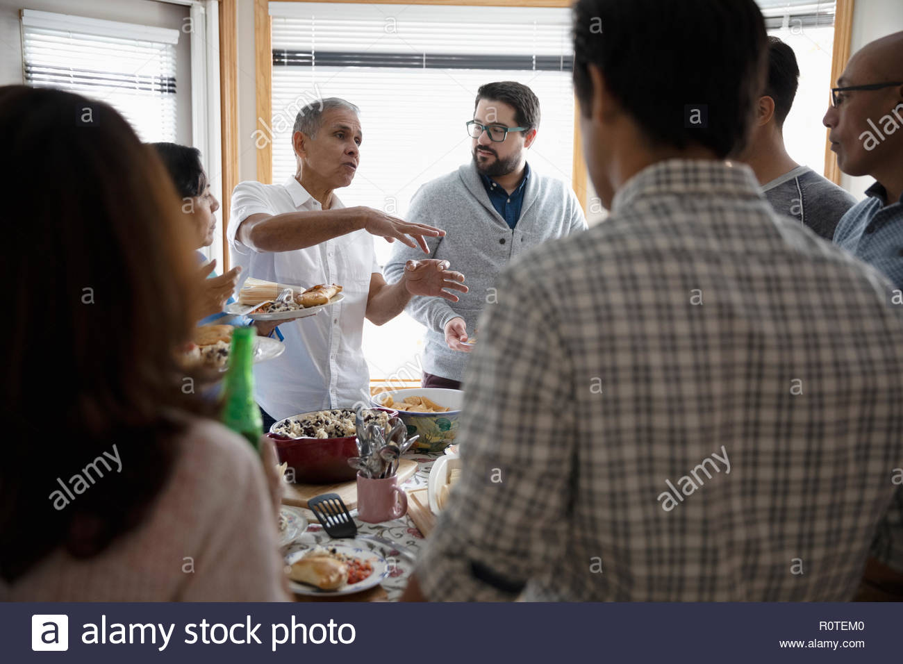 Real latino family kitchen hi-res stock photography and images - Alamy