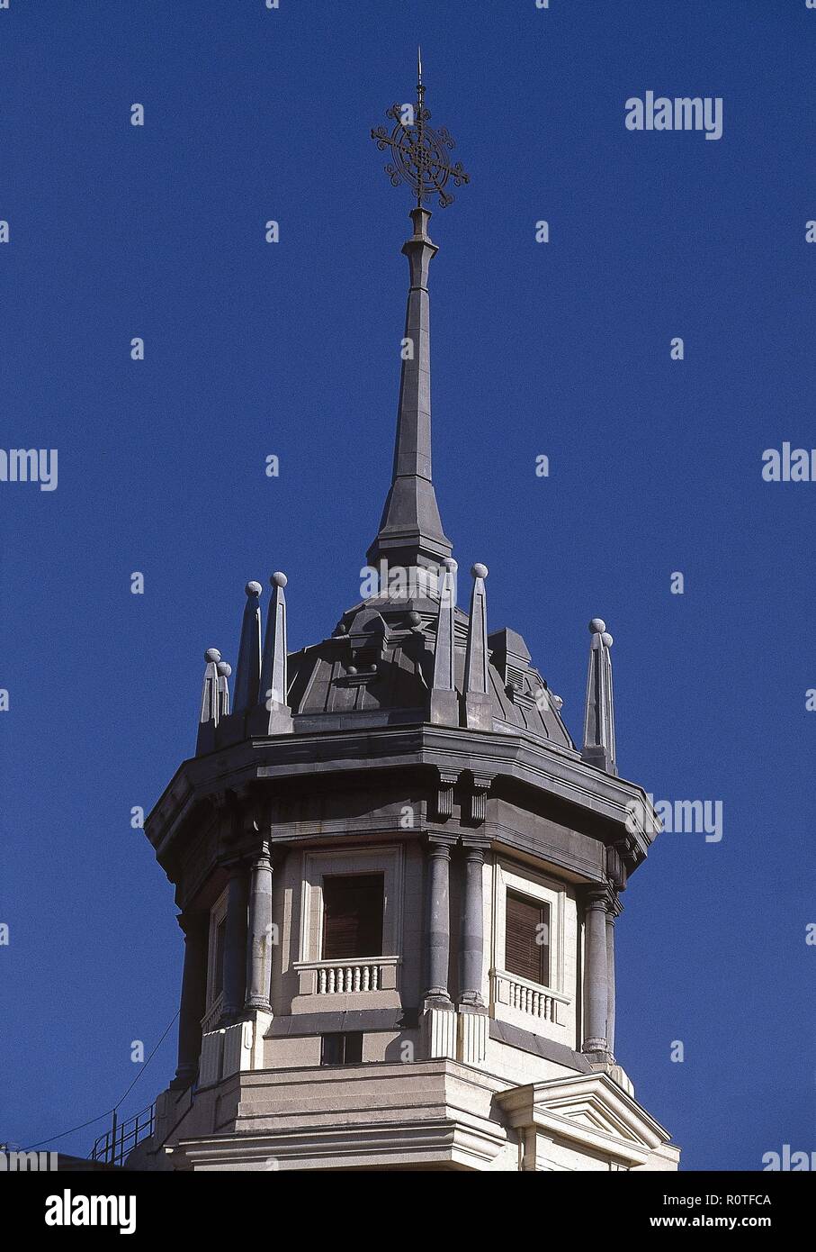 REMATE ARQUITECTONICO DE UN EDIFICIO DE VIVIENDAS. Location: EXTERIOR ...