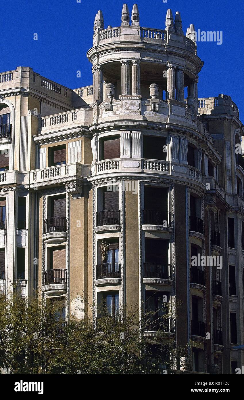 REMATE ARQUITECTONICO DE UN EDIFICIO DE VIVIENDAS EN LA CALLE GRAN VIA ...