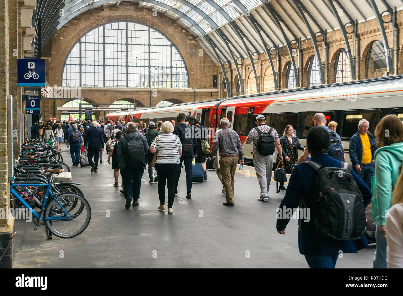 Station uk platform people hi-res stock photography and images - Alamy