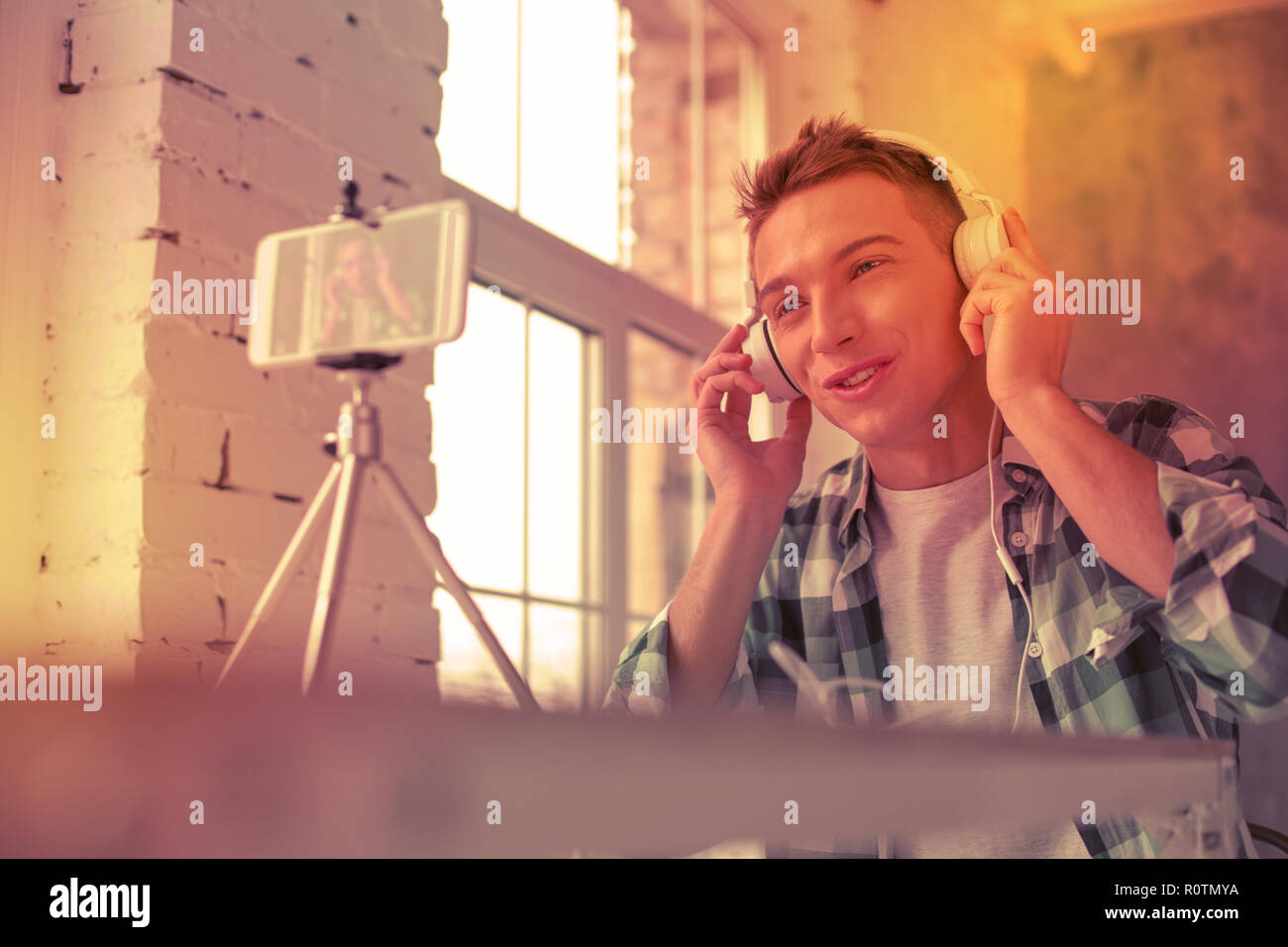 Tutorial unboxing hi-res stock photography and images - Alamy