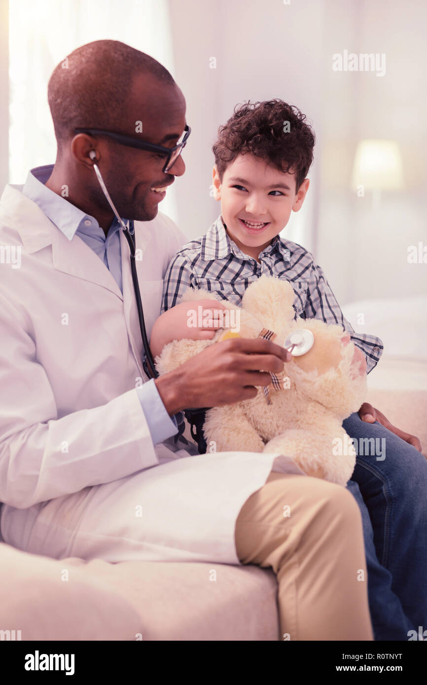 Doctor treating a child hi-res stock photography and images - Alamy