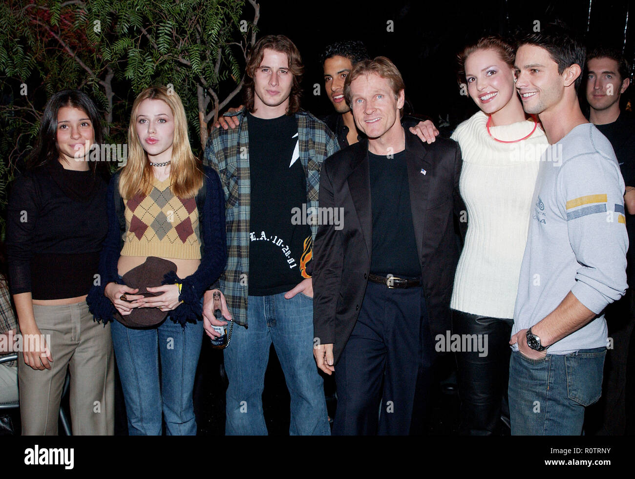 The cast of Roswell, Shiri Appleby, Majandra Delfino, Brendan Fehr,Adam ...