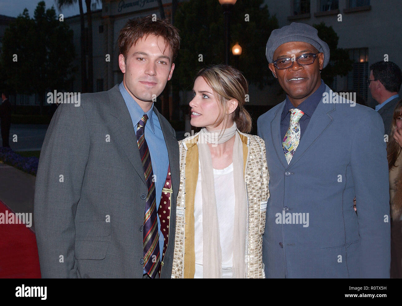 Ben Affleck, Amanda Peet and Samuel Jackson posing at the premiere of ...