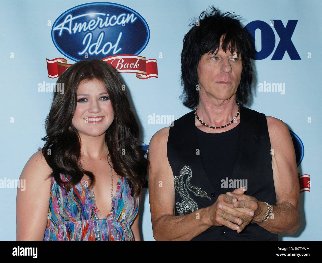 Kelly Clarkson and Jeff Beck at the American idol Gives Back Press Room ...