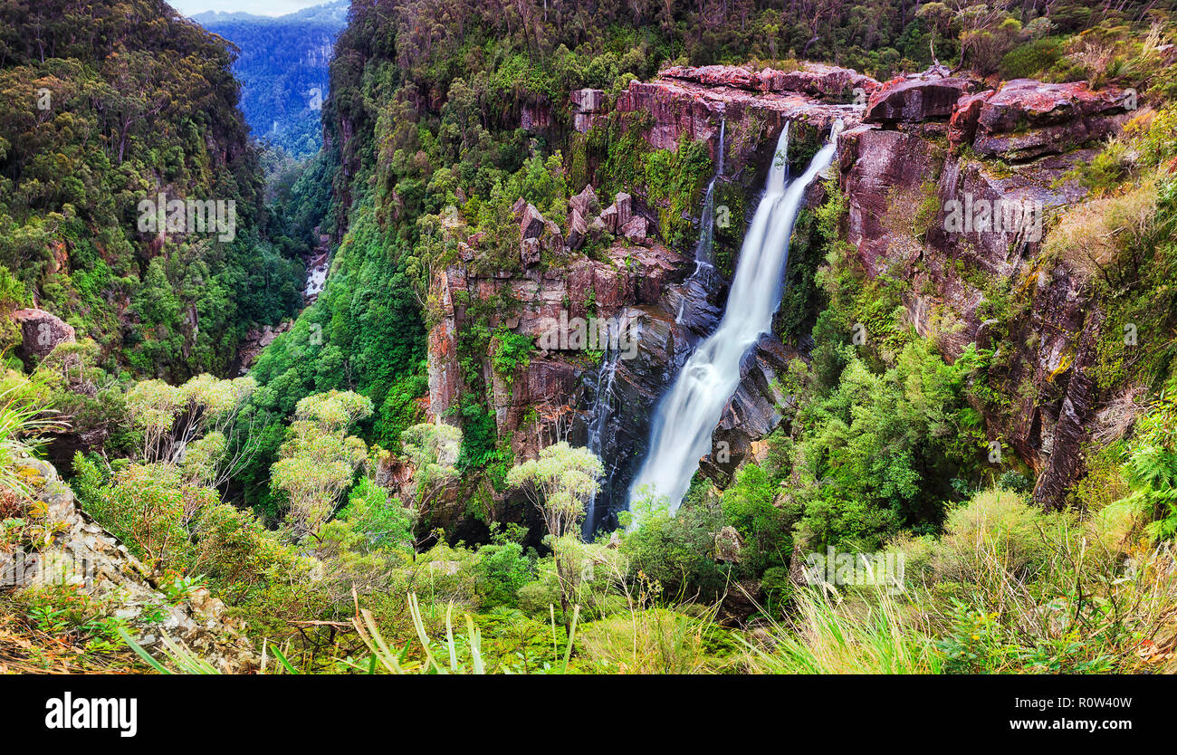 Horseshoe eroded stream cutting through sandstone cliffs in Budderoo ...