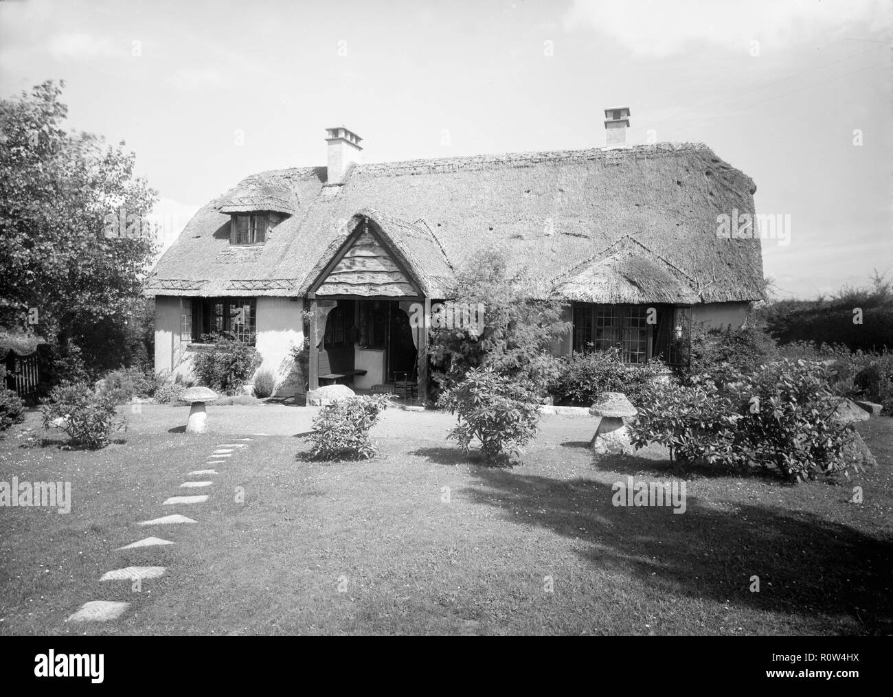 Welsh thatched roof cottage hi-res stock photography and images - Alamy