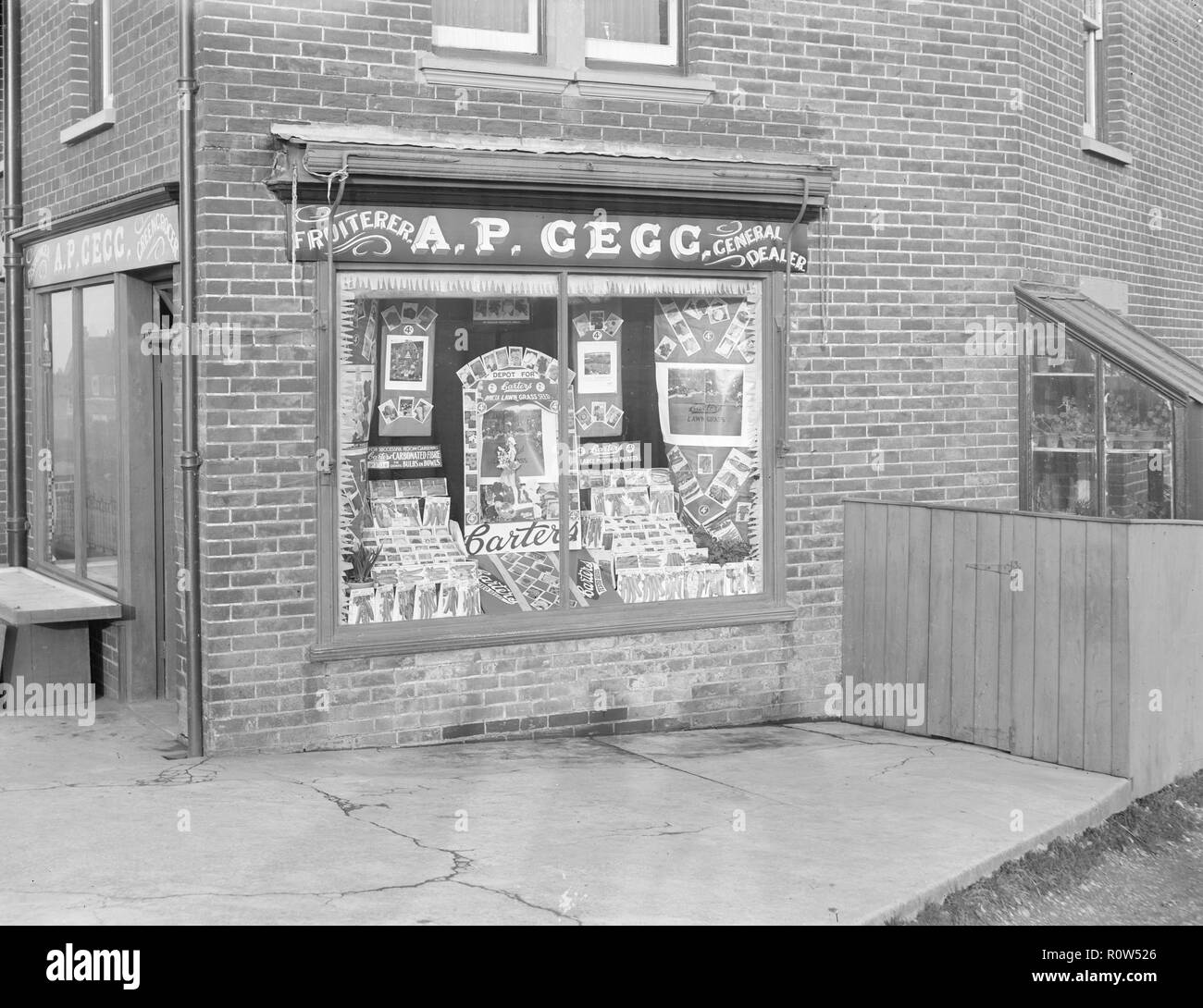 1930s shop window hi-res stock photography and images - Alamy