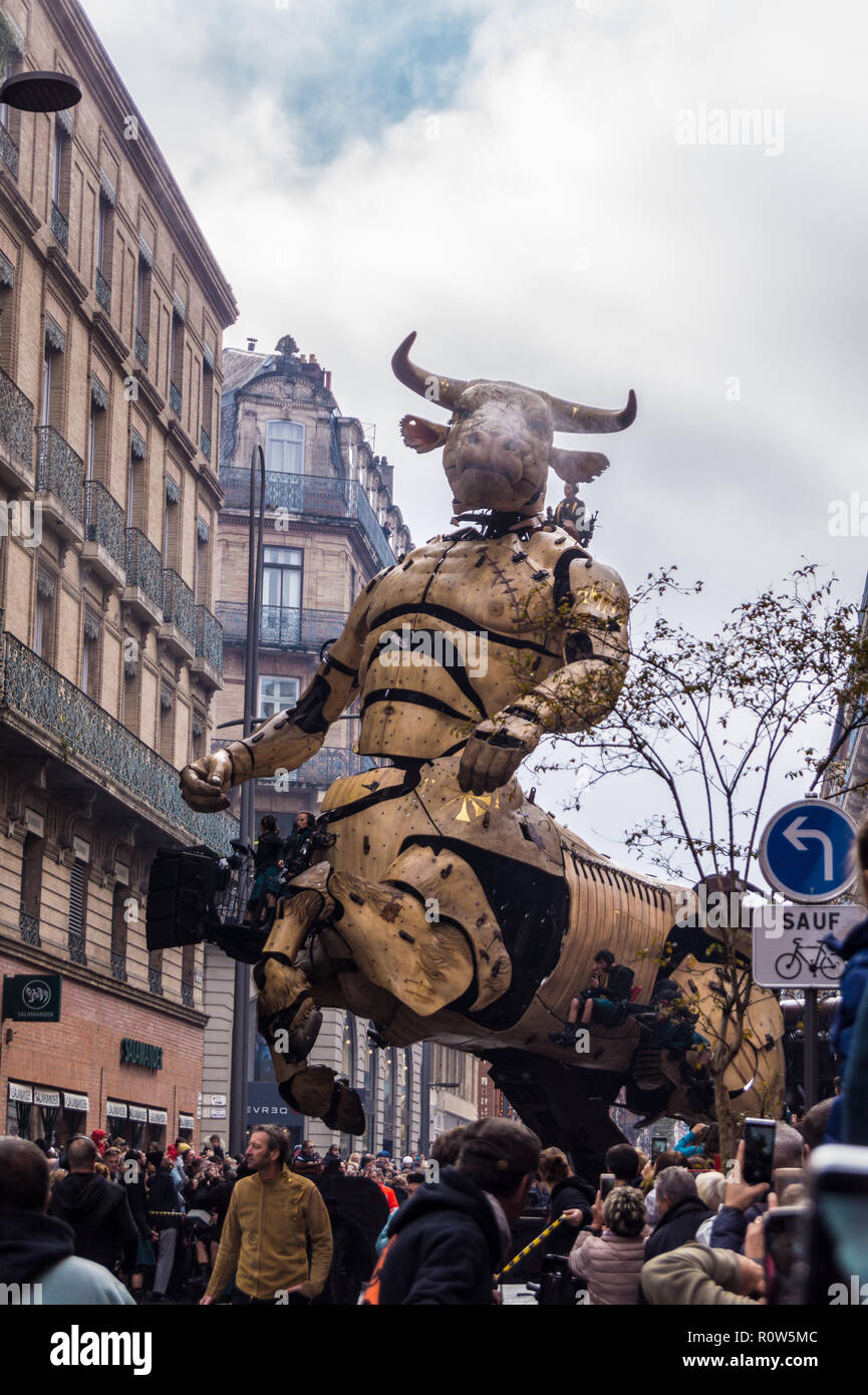 Astèrion the mechanical minotaur during steampunk show "Le Gardien du ...