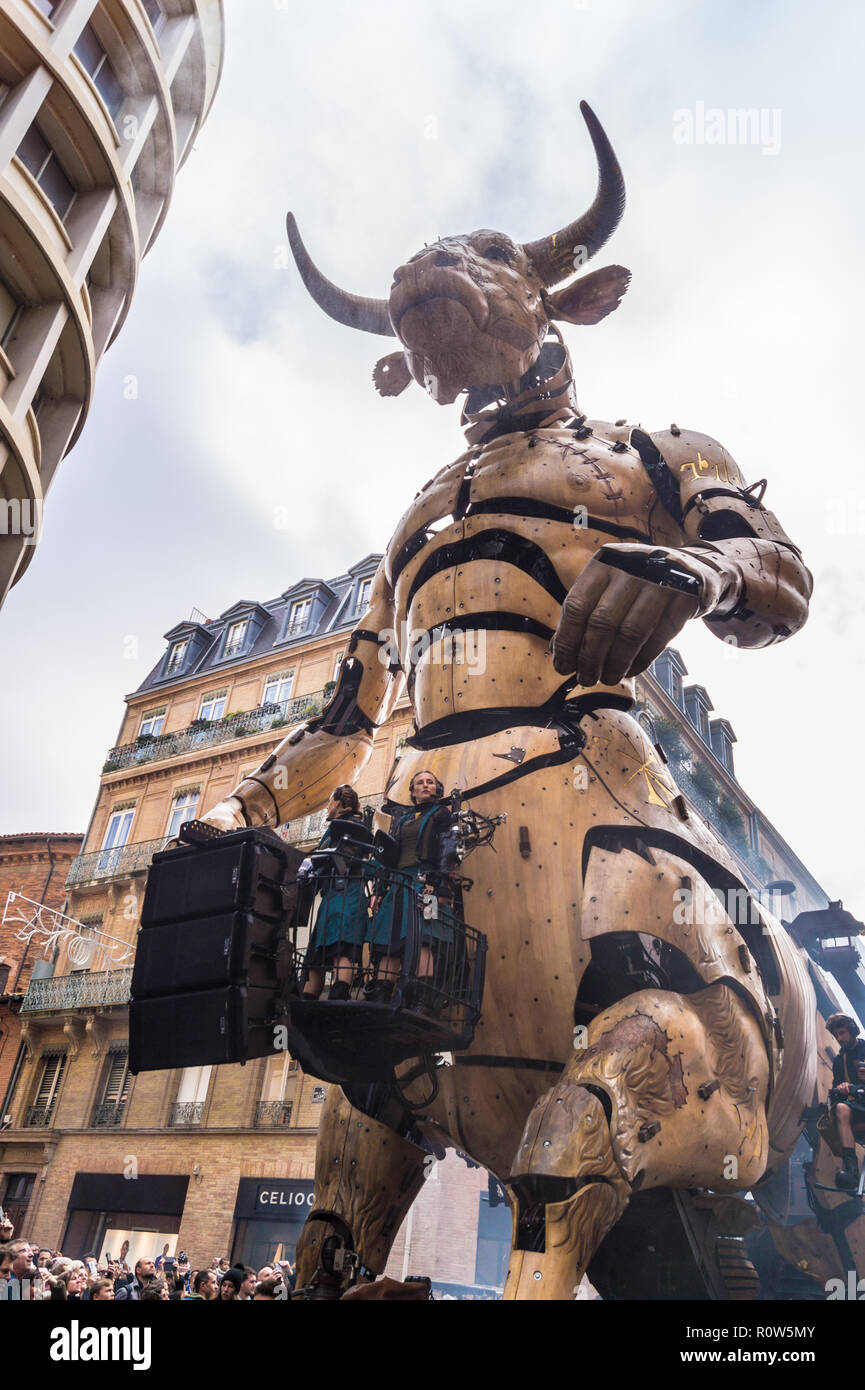Astèrion the mechanical minotaur during steampunk show "Le Gardien du ...