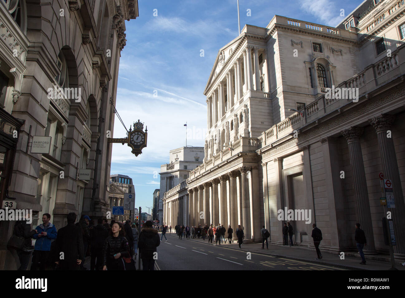 Bank of england exterior hi-res stock photography and images - Alamy