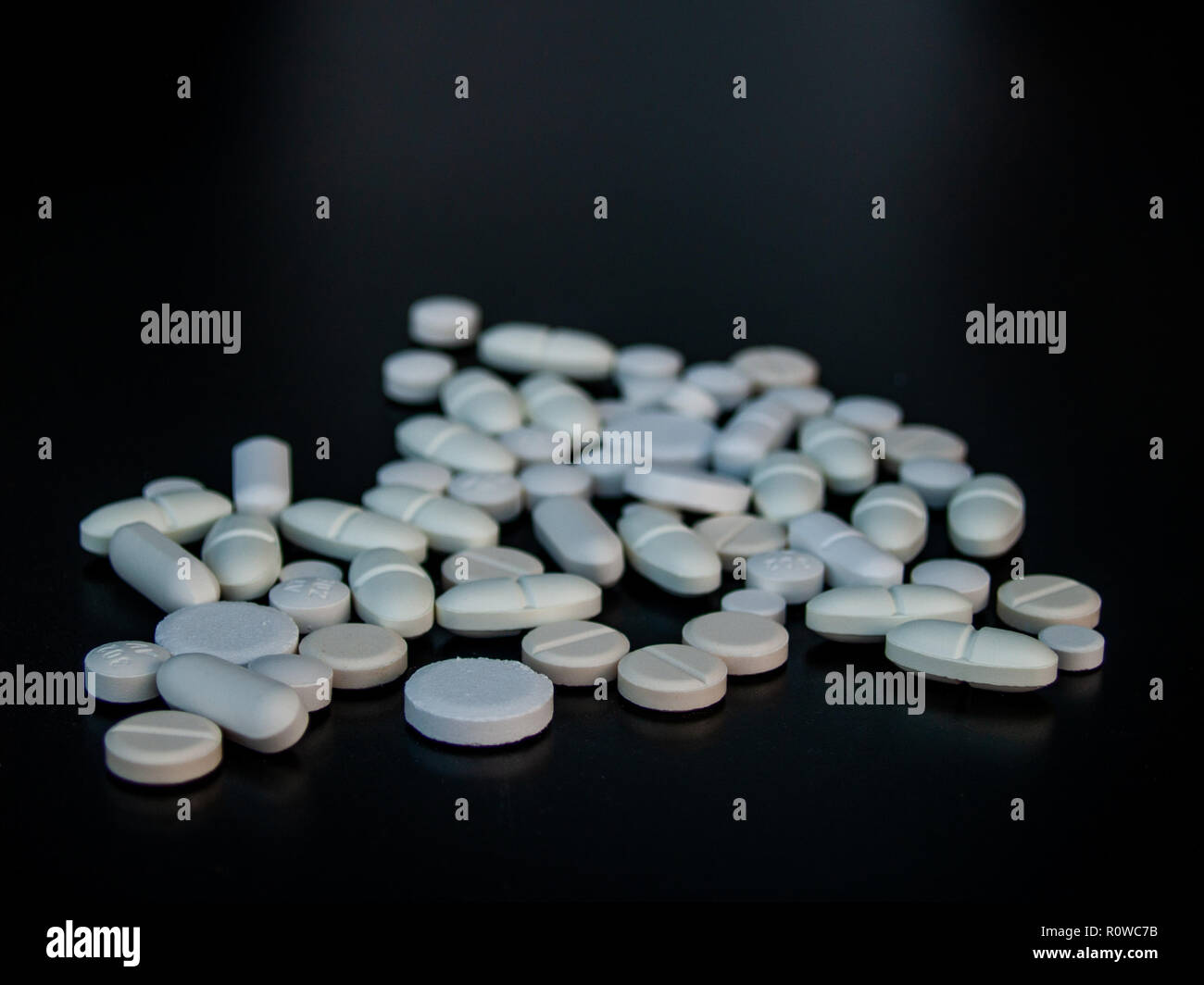 Different pill shapes and sizes hi-res stock photography and images - Alamy