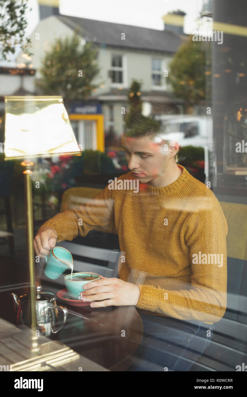 Cafeteria man man restaurant hi-res stock photography and images - Alamy