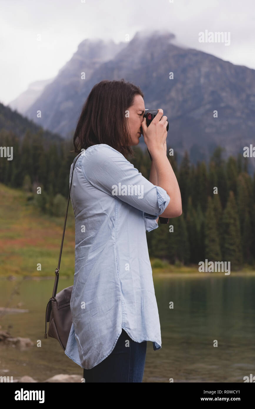 Woman clicking photos nature hi-res stock photography and images - Alamy